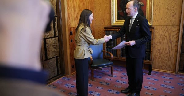 Сменившая Санну Марин на посту депутата Лотта Хамари начала работу в ...